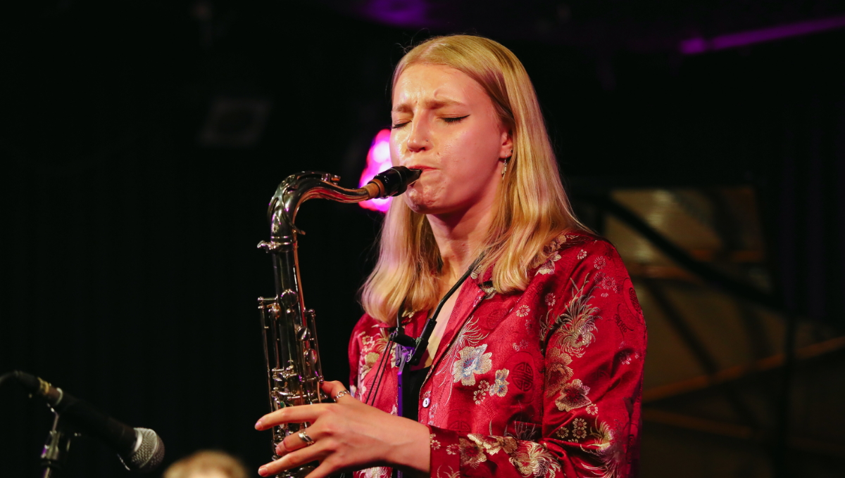 Rising Star on Stage: Emma Rawicz | Dark Blue Notes