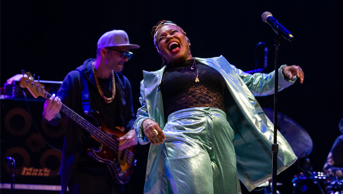 China Moses: Performans Sanatı | Dark Blue Notes
